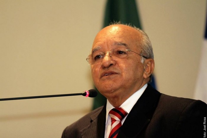 José Melo: 'Nunca dissse que apoiaria o Aécio'