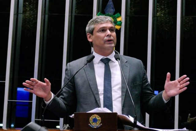 Lindbergh Farias perde direitos políticos por cinco anos, mas pode recorrer