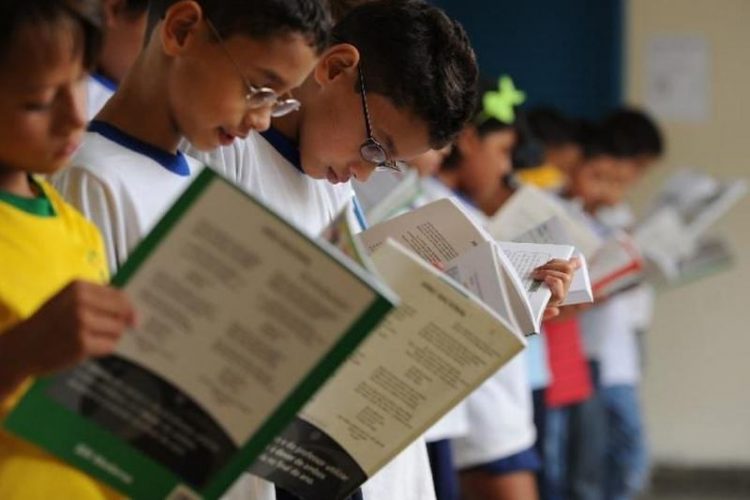 Jornal infantojuvenil incentiva crianças nas escolas a lerem notícias