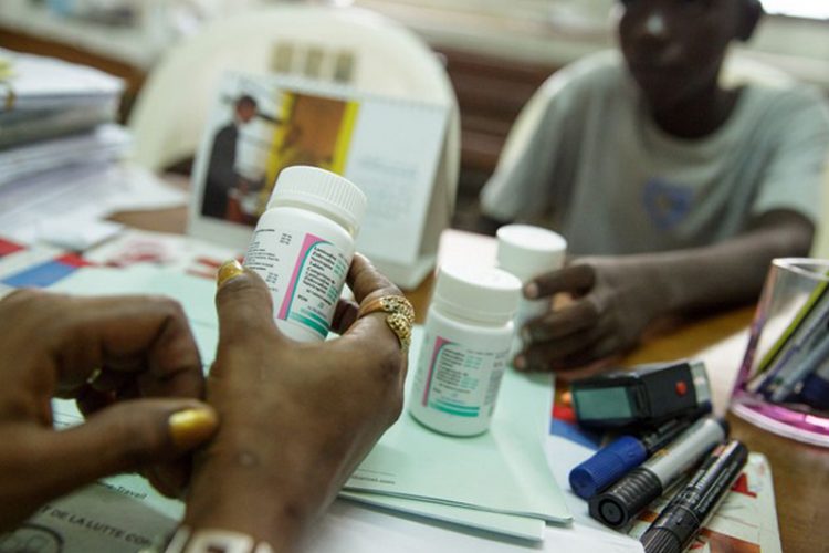 Brasil cumpre meta da ONU para tratamento de pessoas com HIV