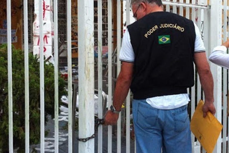 Projeto de lei compara oficial de justiça a policial e institui porte ...