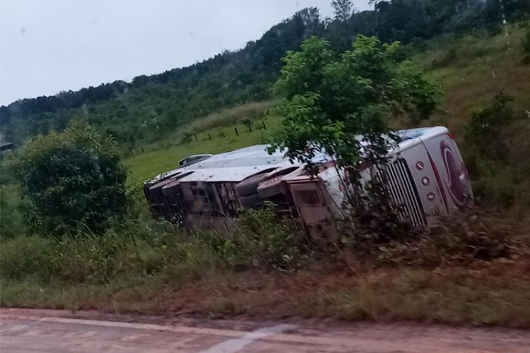 Ônibus de Manaus tomba na BR-174, passageiros ficam feridos