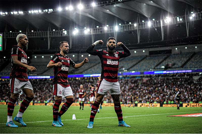 Com VAR e pênalti, Flamengo obtém vantagem sobre o Vasco