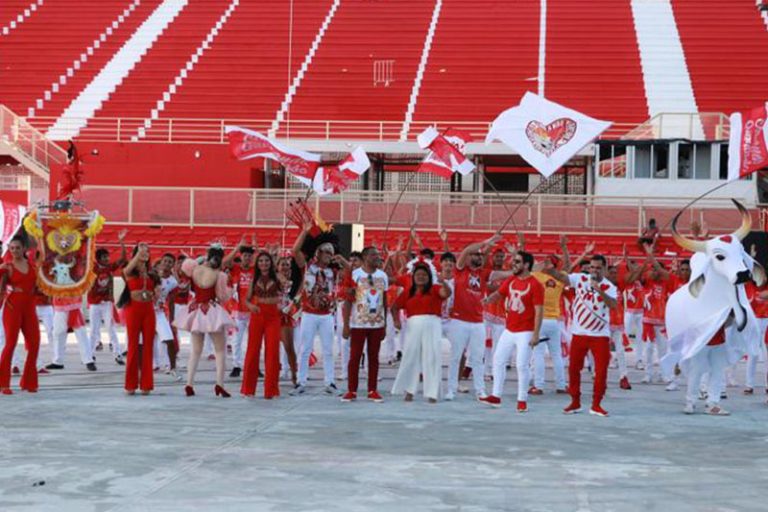 Garantido abre primeira noite de festival, Caprichoso fecha a última Garantido abre primeira noite de festival, Caprichoso fecha a última