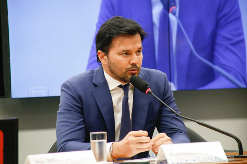 Ministro incluiu rádio do próprio pai no caso dos anúncios eleitorais