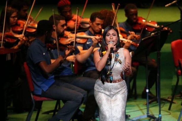 Em show, Djuena Tikuna homenageia povos originários