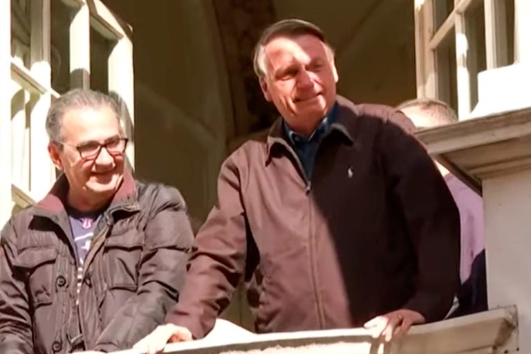 Bolsonaro visita caixão da rainha ao lado de Michelle e Silas Malafaia