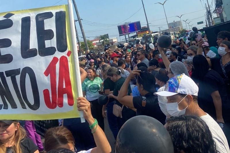 Enfermeiros protestam em Manaus contra suspensão do piso nacional Enfermeiros protestam em Manaus contra suspensão do piso nacional
