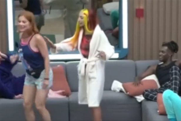 Em momento boi-bumbá, Ruivinha ensina Deborah a dançar toada