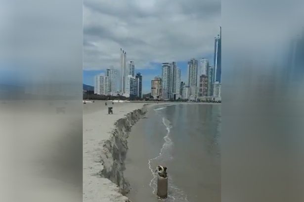 ‘Degrau’ gigante aparece em praia de Balneário Camboriú ‘Degrau’ gigante aparece em praia de Balneário Camboriú