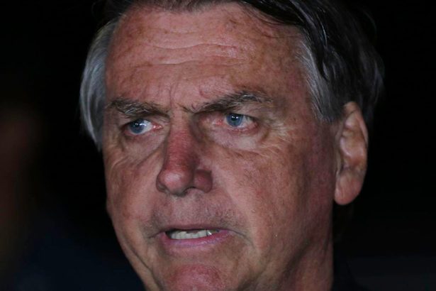 Aliados de Bolsonaro se reúnem para reagir contra prisão do ex-presidente