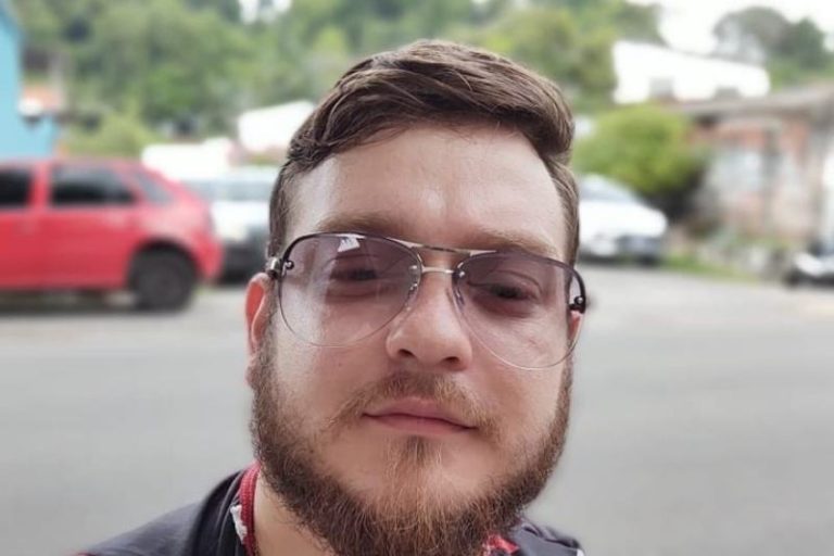 Cantor é Assassinado Na Frente Da Família Ao Chegar De Viagem Em Manaus
