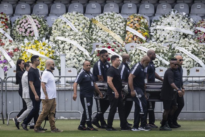Começa o velório de Pelé; súditos entram na Vila para despedida