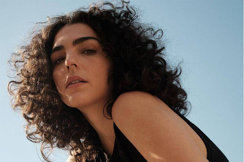 Trilíngue, Julia Konrad estrela séries em três idiomas