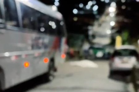 Mulher morre atropelada por micro-ônibus ao atravessar rua em Manaus