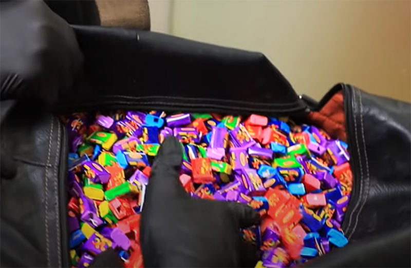 Criança engole 40 chicletes e passa por cirurgia para abrir o estômago