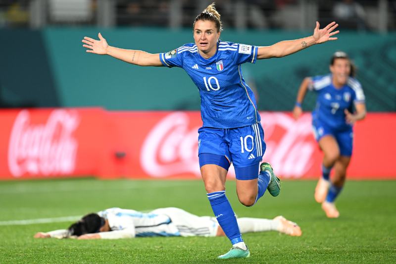 Itália vence Argentina e se junta à Suécia na liderança