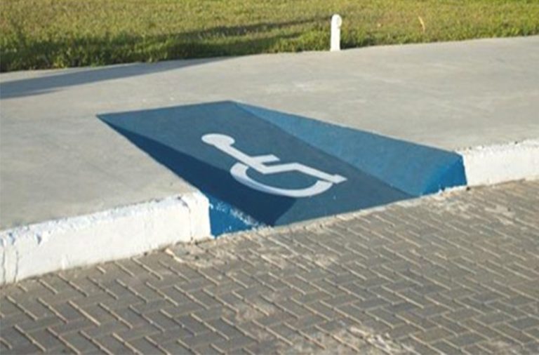 Projeto padroniza rampa para cadeirante na largura da faixa de pedestres