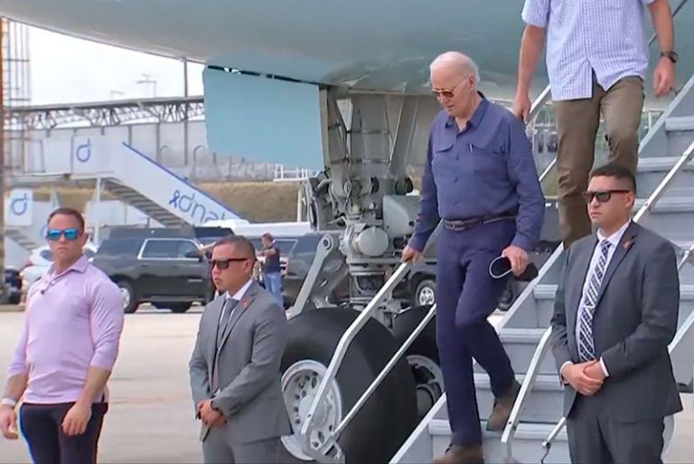 Joe Biden sobrevoa a floresta e visita Museu da Amazônia, em Manaus