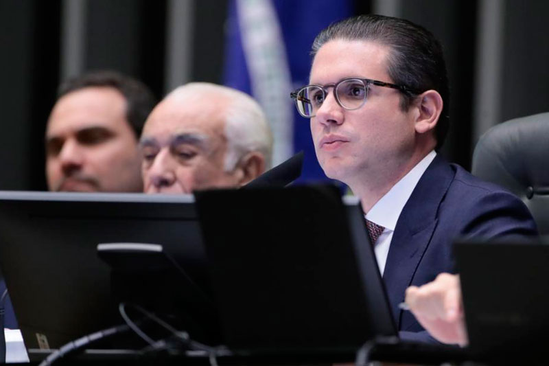 Sobre perda de mandato, Motta diz que Eduardo Bolsonaro será tratado ...