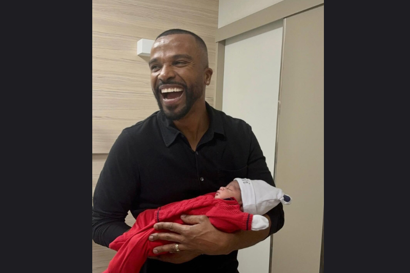 Cantor Alexandre Pires celebra nascimento do primeiro neto