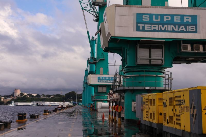 Governo e empresa portuária firmam acordo para uso de gás em guindastes