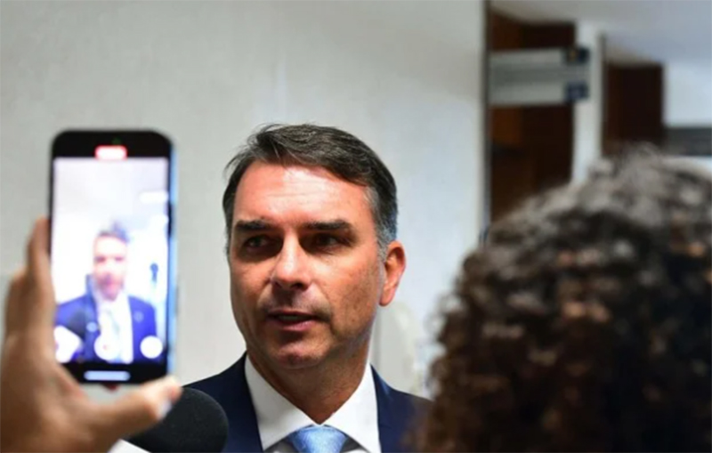 Flávio Bolsonaro apela a discurso de intolerância religiosa para tentar ...