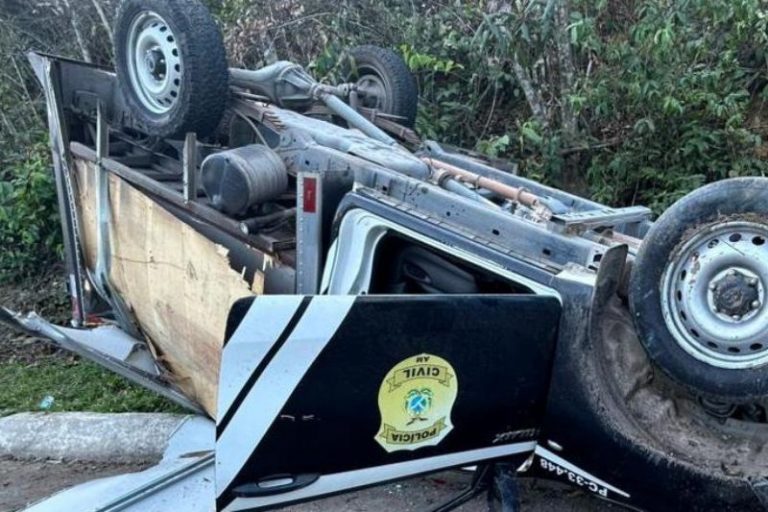 Carro do IML que levava cadáver capota na BR-174 e deixa feridos