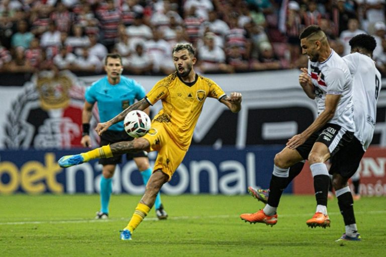 Amazonas FC 'bate' Santa Cruz e mantém liderança da Série C do Brasileirão